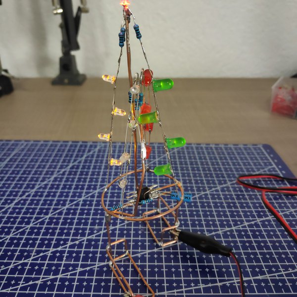 Flashing Christmas Tree with 555 Timer | Hackaday.io