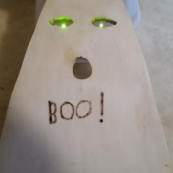 Ghost with blinking eyes done with a 555 timer | Hackaday.io
